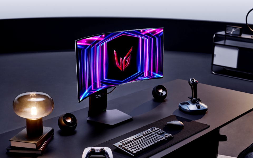 Curved vs Flat Monitors: Which is Better | LG STORY