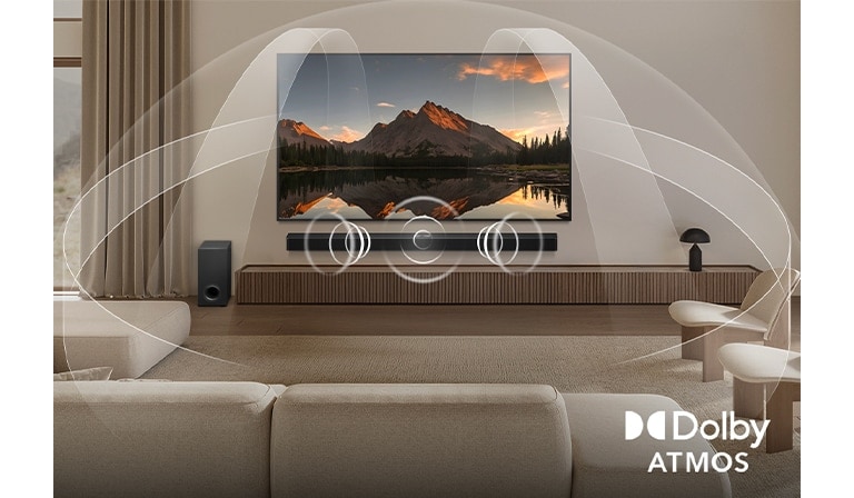 客厅里配有 OLED LG 电视和 LG 回音壁。电视屏幕和扬声器的图案显示了杜比全景声如何以来自四面八方的环绕声充满整个空间。杜比全景声徽标位于底角。
