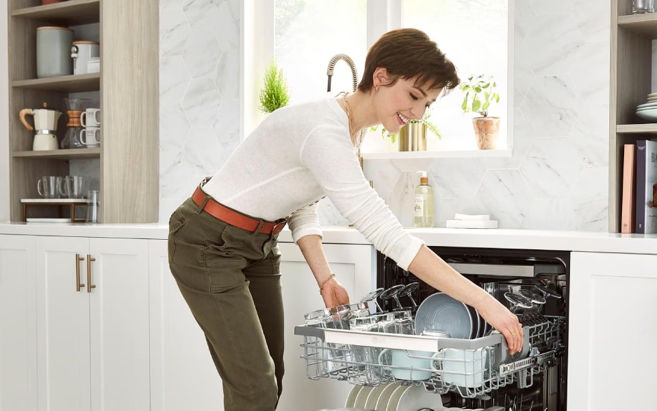 The Ultimate Guide to Using Your Dishwasher: Tips and Tricks｜LG Australia