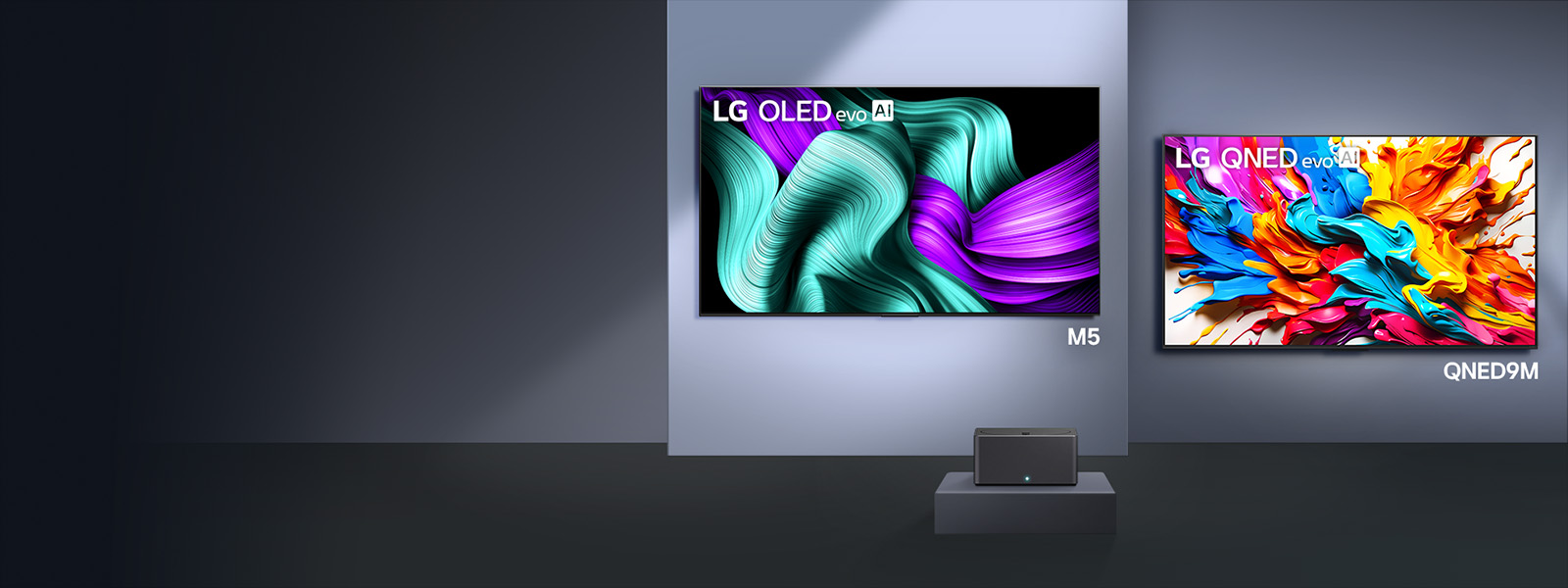 Полностью беспроводные телевизоры LG. LG Signature OLED T на своей модульной полке. LG OLED M5 и LG QNED9M установлены на стене. На каждом из их экранов изображение, демонстрирующее впечатляющие возможности визуализации. Приставка для нулевого подключения расположена на тумбе.