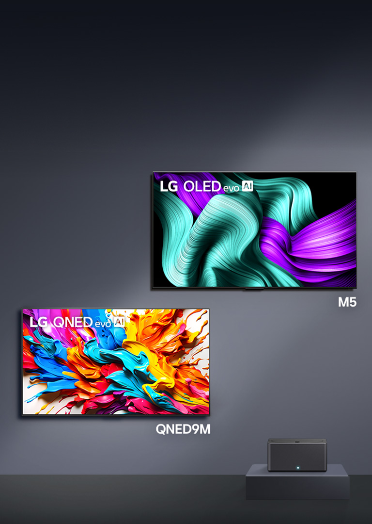 Полностью беспроводные телевизоры LG. LG Signature OLED T на своей модульной полке. LG OLED M5 и LG QNED9M установлены на стене. На каждом из их экранов изображение, демонстрирующее впечатляющие возможности визуализации. Приставка для нулевого подключения расположена на тумбе.